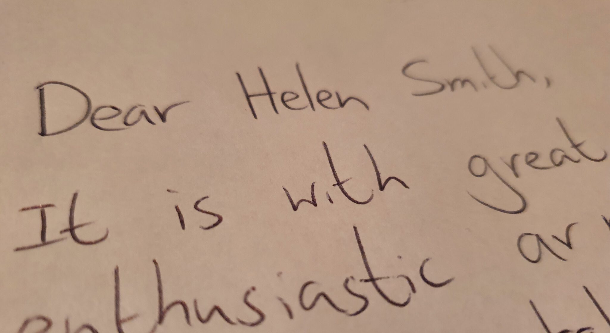 Hoe zeg je "Geachte heer/mevrouw + achternaam," in het Engels?